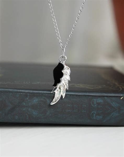 Цепочка з кулоном крило — цена 75 грн в каталоге Кулоны Купить аксессуары по доступной цене на