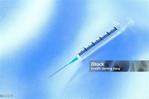 실크 직물 배경 의료 플라스틱 예방 접종 장비 및 바늘에 주사기 의료 주입의 3d 렌더링 병원에서 의료 고해상도 3차원 형태에 대한 스톡 사진 및 기타 이미지 Istock