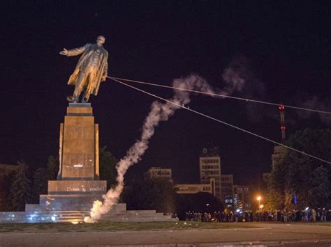 Video Lenin Statue Torn Down In Ukraine The Independent The