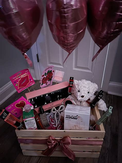 T Basket 💞 Valentines Day Baskets For Girlfriend Bae Basket Ideas