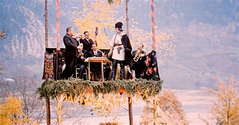 Білий птах з чорною ознакою Онлайн Кінотеатр «Титр