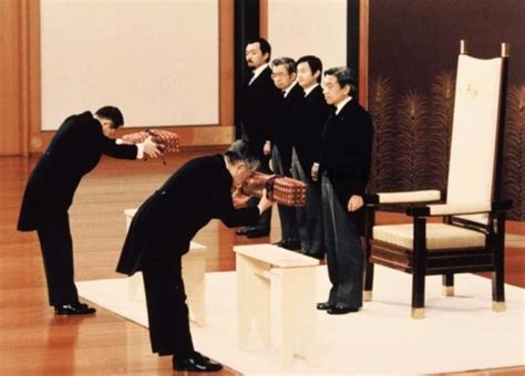 明仁1989年天皇繼位儀式老照片接受皇權象徵劍和玉璽百官朝拜 每日頭條