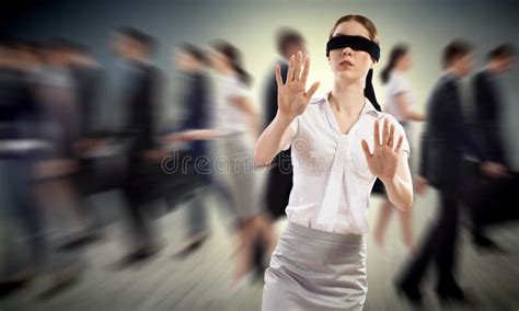 Junge Frau Mit Verbundenen Augen Stockbild Bild Von Junge