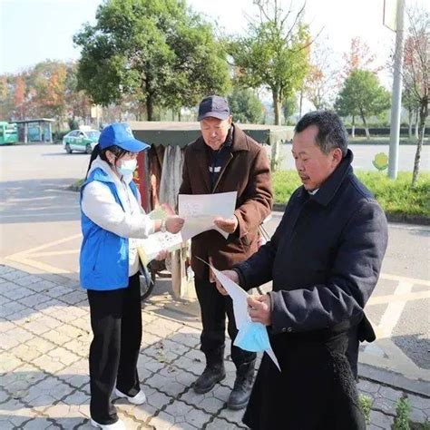 安居大队联合“火焰蓝”消防志愿者为群众送上“冬季防火经”宣传火灾遂宁市
