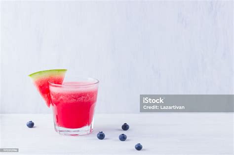 수박은 수박 조각을 가진 안경에 마십니다 흰색 배경에 수박 스무디와 블루 베리 채식주의자를 위한 여름 건강 음료 복사 공간 0명에 대한 스톡 사진 및 기타 이미지 Istock