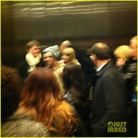 Taylor Swift And Harry Styles Kiss At Midnight On New Years Eve Photo