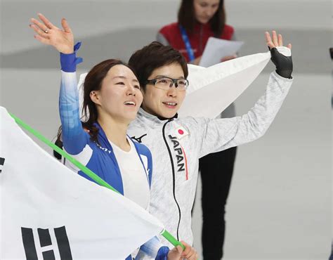 女子500メートル、ライバルの李相花（左）と健闘を称え合う小平奈緒 ― スポニチ Sponichi Annex スポーツ