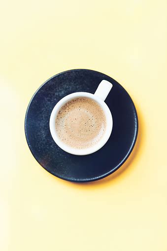 노란색 배경에 커피 한 잔 맨 위 보기입니다 공간을 복사합니다 0명에 대한 스톡 사진 및 기타 이미지 0명 개념 노랑 Istock