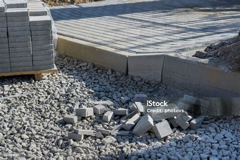 보도 건설 중 포장 도로 보도 및 조경 포장재에 회색 콘크리트 벽돌을 놓기위한 준비 건설 현장에 대한 스톡 사진 및 기타 이미지 건설 현장 누워있기 도로 Istock