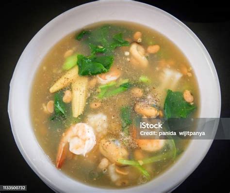 새우 돼지고기와 케 일 야채 볶음 국수 그릇에 국물에 담가 Washoku에 대한 스톡 사진 및 기타 이미지 Washoku 고기 궁중팬 Istock