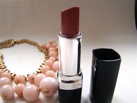 Помади: AVON Максимум кольору/Power Plum і AVON Ultra/Toasted rose ...