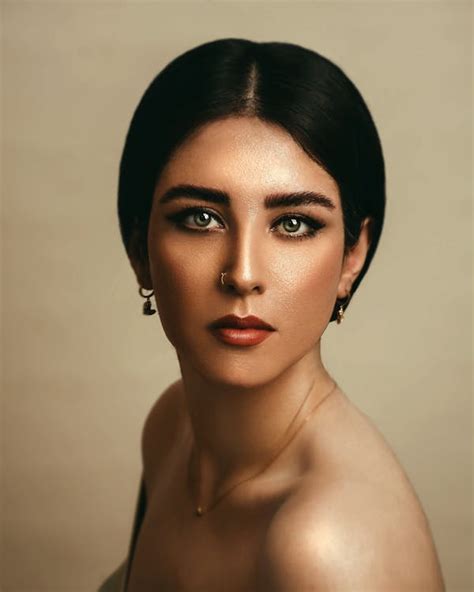 갈색 머리 귀걸이 눈 눈 화장 립스틱 메이크업 모델링 목걸이 미니멀리스트 배경 보석 부드러운 피부 뷰티 샷 스타일 헤어 스튜디오 조명 스튜디오 촬영