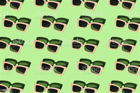 녹색 배경에 파스텔 핑크 선글라스로 만든 창조적 인 패턴 여름 패션 컨셉 최소한의 스타일 상단 보기 플랫 레이 해변에 대한 스톡 사진 및 기타 이미지 Istock
