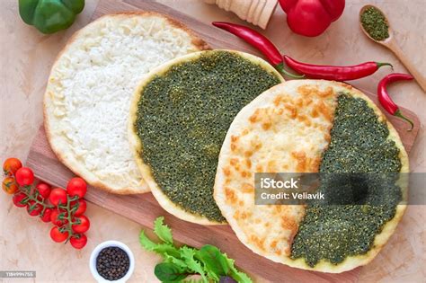 나무 판에 자타르와 화이트 치즈를 곁들인 마나키쉬 맨 위 보기 빵에 대한 스톡 사진 및 기타 이미지 빵 시리아 0명 Istock