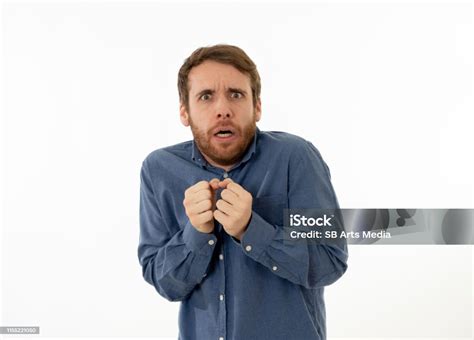 겁에 질린 얼굴로 충격에 젊은 남자의 초상화 공포와 무서 워 뭔가 겁을 보고 얼굴을 마비 인간의 감정 감정과 얼굴 표정 중립 배경에 고립 공포 무서움에 대한 스톡 사진 및