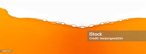 오렌지 주스 고립 된 흰색 배경 흰색 배경에 오렌지 주스 질감 건강과 자연 파도에 대 한 밝은 오렌지 주스 질감을 닫습니다 오렌지 주스에 대한 스톡 사진 및 기타 이미지