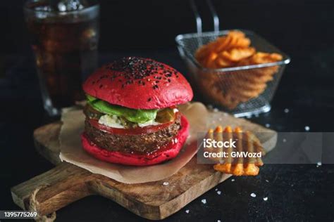 토마토 치즈 아보카도 칩 프라이와 함께 제공되는 피클을 곁들인 레드 번 소고기 버거 0명에 대한 스톡 사진 및 기타 이미지 0명 4k해상도 감자 요리 Istock