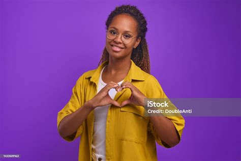 젊은 예쁜 아프리카 계 미국인 여성 학생이 손가락으로 심장 모양을 만듭니다 학생에 대한 스톡 사진 및 기타 이미지 학생 러시아 로맨스 Istock