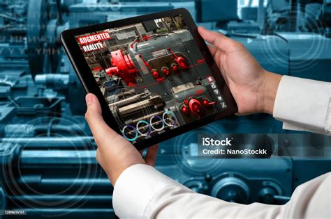 스마트 팩토리 생산 라인에서 증강 현실 소프트웨어를 사용하는 엔지니어 Stem 주제에 대한 스톡 사진 및 기타 이미지