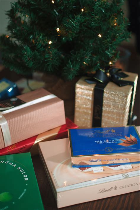 겨울 계절 장식 고급 선물 과자 금 선물 단 것 리본 린트 초콜릿 메리 크리스마스 불빛 선물 선물 교환 선물 상자 선물주기 실내 연말연시 장식