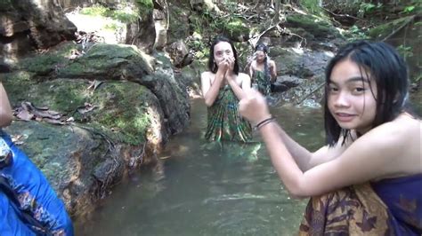 Gadis Dayak Mandi Di Hulu Sungai Youtube