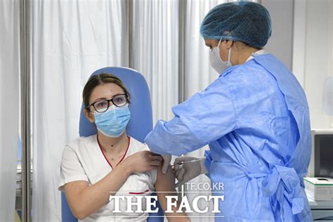 Tf사진관 코로나19에 반격 개시eu 27개국 백신 접종 시작 포토 기사 더팩트