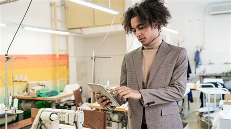 젊은 아프리카 계 미국인 전문 패션 디자이너의 초상화 그의 목에 테이프 측정 그의 직장에 서서 그의 디지털 태블릿에 작업 20 24세에 대한 스톡 사진 및 기타 이미지