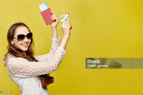여권 안경이달린 항공권 모델 비행기를 들고 있는 캐주얼한 옷을 입은 아름다운 소녀 가방에 대한 스톡 사진 및 기타 이미지 가방 개념 공항 Istock