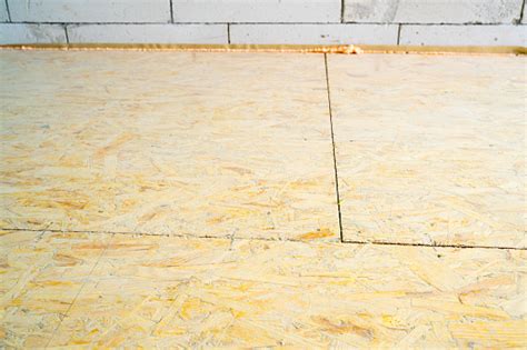 건설 현장에서 방향성 스트랜드 보드 바닥재 Osb 패널의 영역을 평평하게하기위한 초안 바닥 0명에 대한 스톡 사진 및 기타