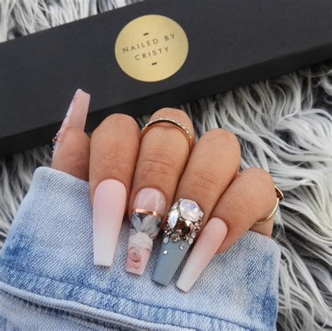 Нюдові новорічні нігті 73 фото