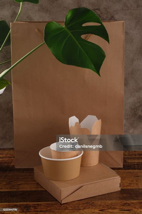 거리 패스트 푸드 종이 컵 접시 및 용기 나무 배경에 친환경 식품 포장 자연과 재활용 개념의 보살핌 가방에 대한 스톡 사진 및 기타 이미지 Istock