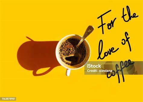 가혹한 빛 하드 긴 그림자와 단단한 노란색 배경 상단보기에 거품 크레마 차 숟가락갓 양조 커피의 흰색 컵 서예 손 문자입니다 아침 식사 에너지 탐닉 생활 즐거움 개념 0명에