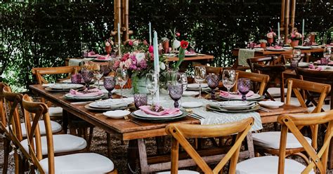 라틴 아메리카의 결혼식 피로연을 위해 장식된 테이블에 꽃과 접시가 있는 테이블이 있는 테라스 사진 Unsplash의 테이블 이미지