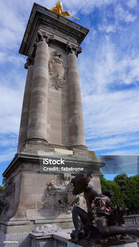 가장 아름 다운 파리의 봄 아침 강 세 느 강 프랑스에 아이코 닉 알렉산더 3 세 다리에서 사진 0명에 대한 스톡 사진 및 기타