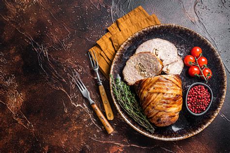 구운 맛있는 쇠고기 미트로프 베이컨과 허브를 곁들인 얇게 썬 고기 덩어리를 접시에 담았습니다 어두운 배경 맨 위 보기입니다 복사 공간 가루로 빻은에 대한 스톡 사진 및 기타