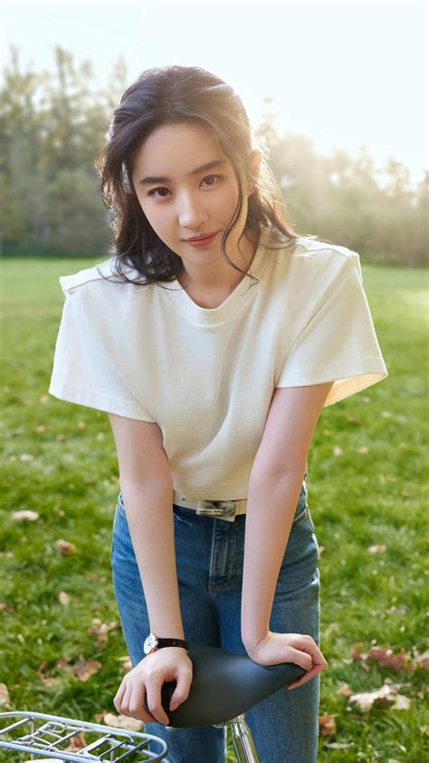 刘亦菲 绿色草地 清新 美女 4k手机高清壁纸 图片编号335713 壁纸网