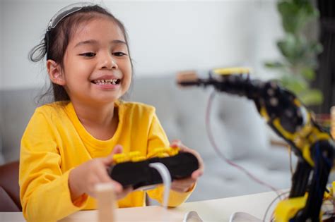 Stem 교육 개념입니다 아시아 학생들은 Stem에서 로봇 팔을 코딩하고 수학 공학 과학 기술 로봇 공학의 컴퓨터 코드를 아이들의 개념으로 코딩하여 집에서 학습합니다 6 7