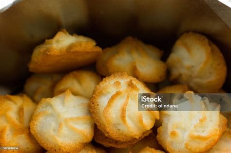 크리스마스 코코넛 주석 상자에 마 카 롱 쿠키를 내뿜는 다 축제 아늑한 분위기입니다 휴일 과자 제빵 개념입니다 이탈리아 프랑스 요리 0명에 대한 스톡 사진 및 기타 이미지