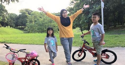 Budak Naik Basikal Tua