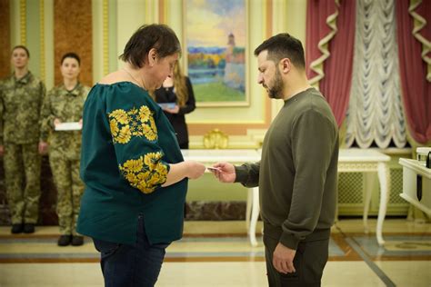 Президент вручив сертифікати на квартири Героям України та їхнім родинам Продовжуємо традицію