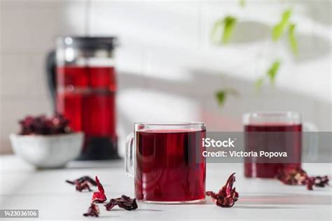 가벼운 배경에 투명한 컵에 히비스커스 꽃잎으로 만든 허브 차와 마른 히비스커스 한 그릇 차 뜨거운 음료에 대한 스톡 사진 및 기타 이미지 차 뜨거운 음료 히비스커스