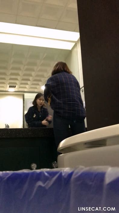 한국 롯데백화점 화장실 몰카 성숙한 여인의 소변은 매우 묽고 천천히 흘러나온다 Urgent 소변 의 젊은 여성 분출 아웃 인색 한 고양이