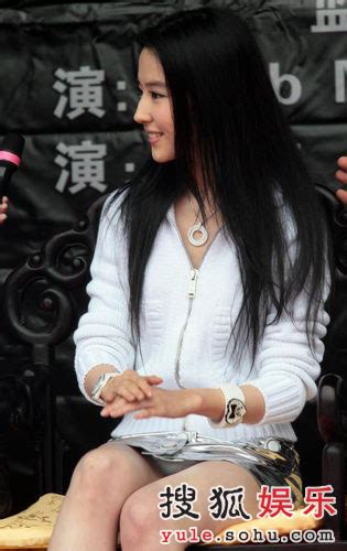 李冰冰刘亦菲展露裙底风光 大秀玉腿比美组图