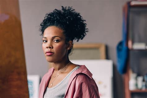 그녀의 스튜디오에 서서 카메라를보고 아름다운 아프로 여성 화가의 초상화 여자에 대한 스톡 사진 및 기타 이미지 여자 예술가 한 명의 여자만 Istock