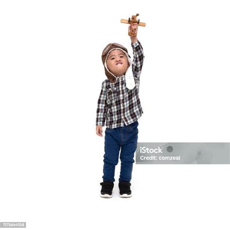 흰색 배경을 통해 고립 된 장난감 비행기와 놀고있는 행복한 아이 아시아 소년 2 년 1 개월 된 목재 재료에 대한 스톡 사진 및 기타 이미지 Istock