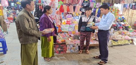 ကန့်ဘလူမြို့မဈေးရှိ ကလေးကစားစရာပစ္စည်းအရောင်းဆိုင်များသို့ ဈေးကွက်စောင့