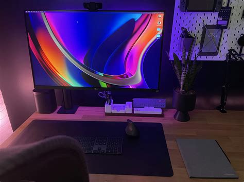 검은색 평면 스크린 컴퓨터 모니터가 검은색 컴퓨터 키보드 옆에 켜짐 사진 Unsplash의 무료 책상 이미지