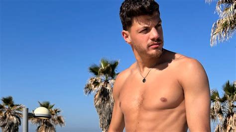 תומר הכהן בצילומים לוהטים בבגד ים וואלה סלבס