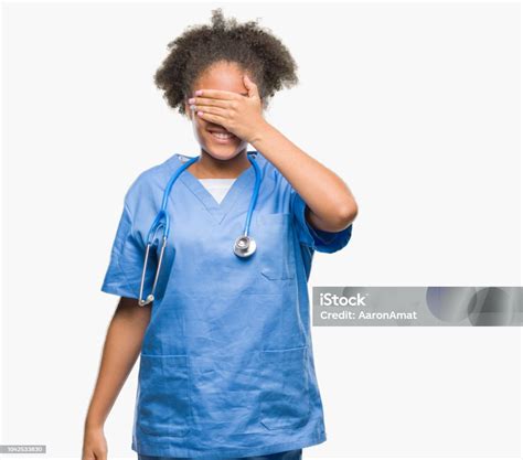 놀람에 대 한 눈을 덮고 얼굴에 손으로 웃 고 웃 고 고립 된 배경 위에 젊은 아프리카 미국 의사 여자 눈 먼 개념입니다 가리기에 대한 스톡 사진 및 기타 이미지 Istock