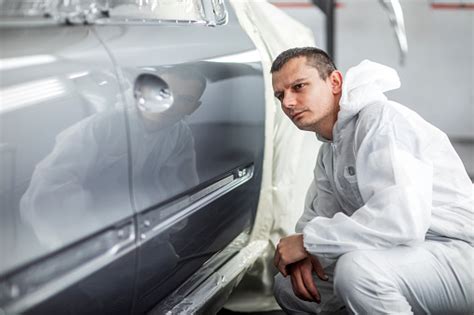 도장 부스에서 회색 차의 완성 된 문 세그먼트를 보고 자동차 화가 검사 보기에 대한 스톡 사진 및 기타 이미지 검사 보기 교통수단 그림 그리기 Istock